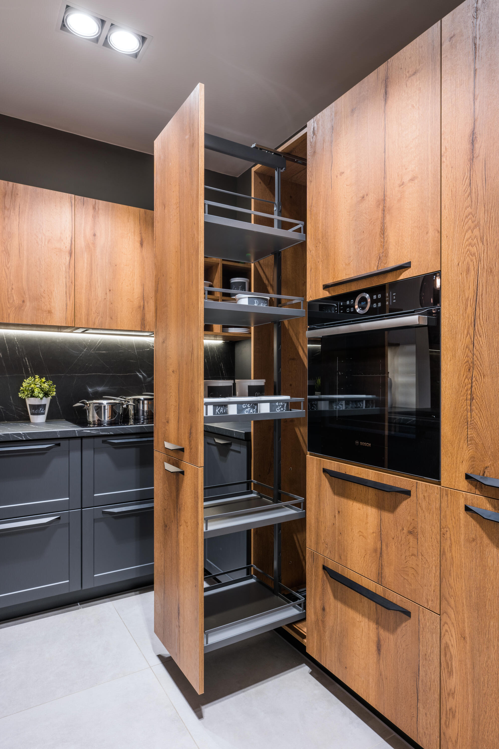 Kuchyně na míru Dub Cognac Antracit | Sykora.eu