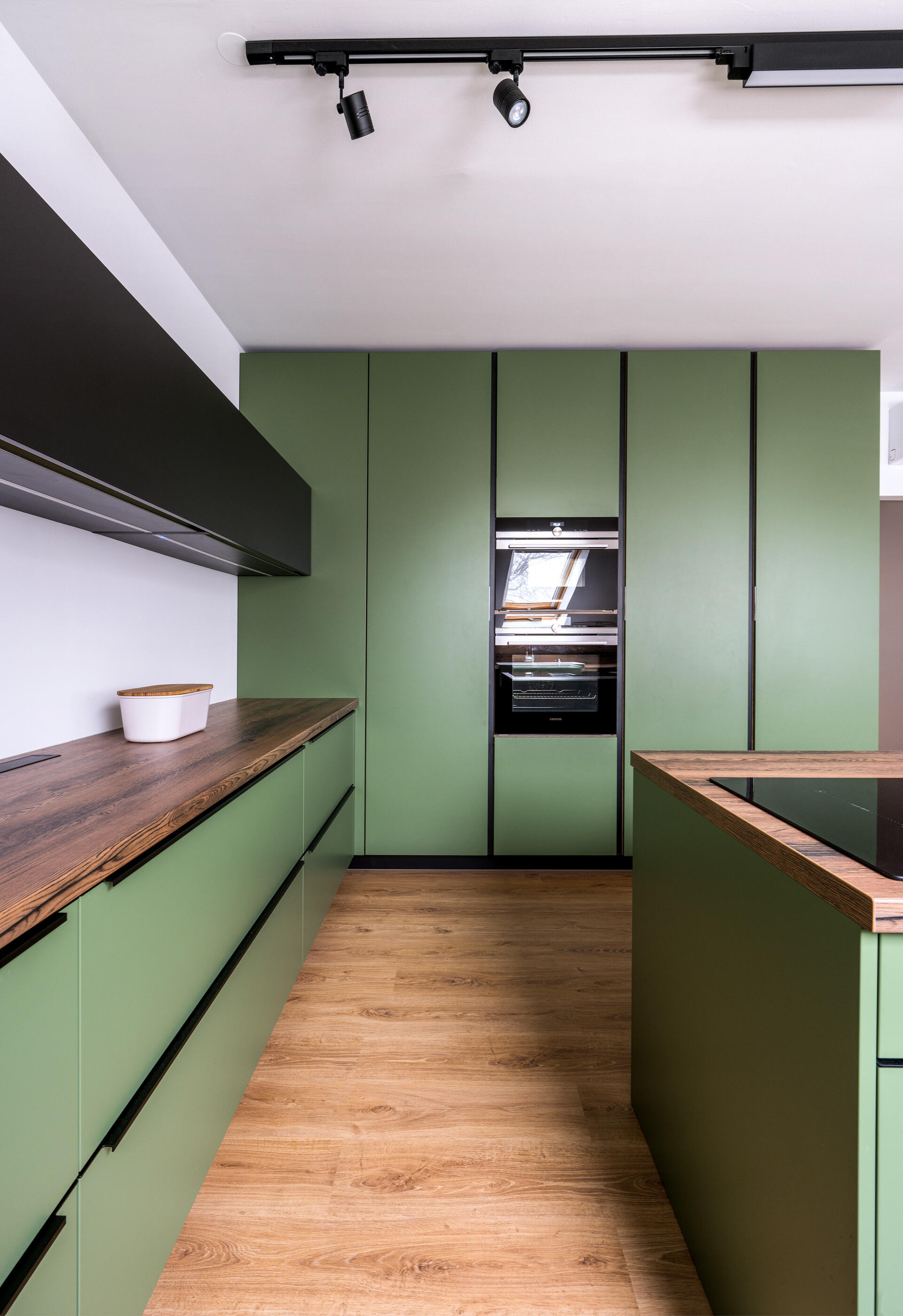 Kuchyně na míru Reseda Green Evermatt/Attic Wood | Sykora