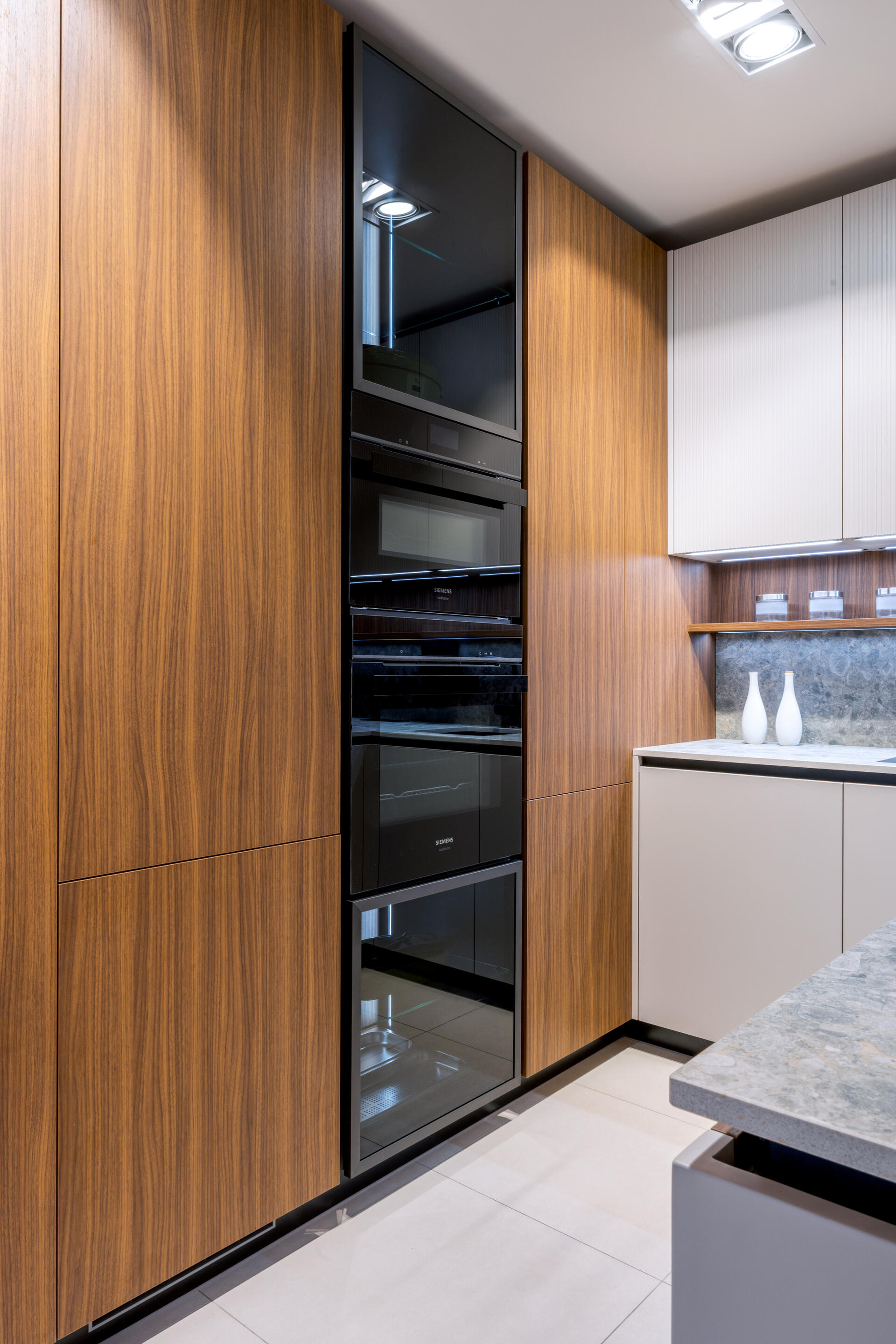 Profilované i skleněné kuchyňské skříňky