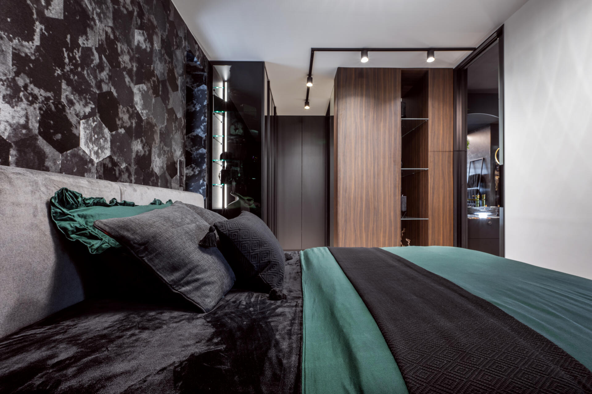 Custom-made wardrobe and storage space | Sykora